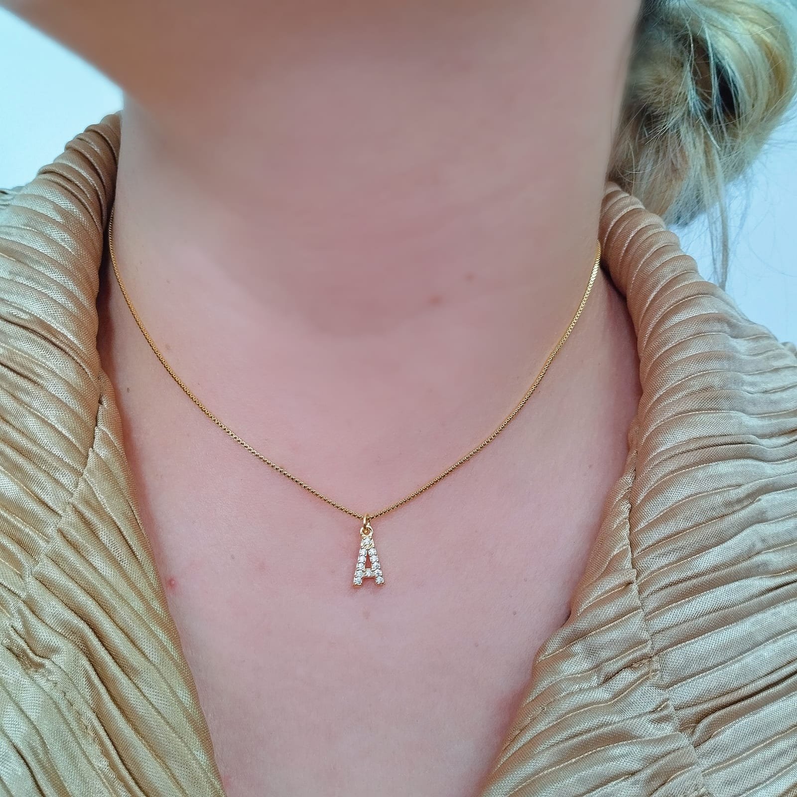 Colar Letra Cravejada em Zircônias com Corrente Veneziana Folheado a Ouro